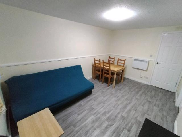 3 beds 2 baths flat in G21