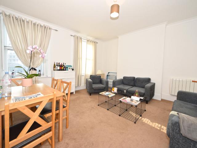 3 beds apartment For Rent