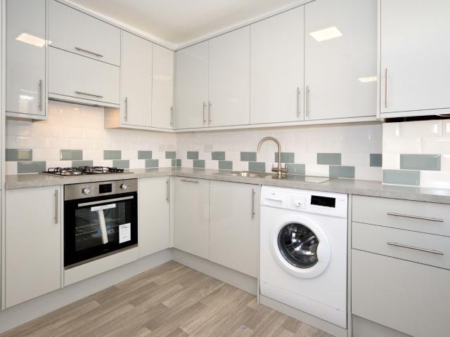 3 beds apartment For Rent