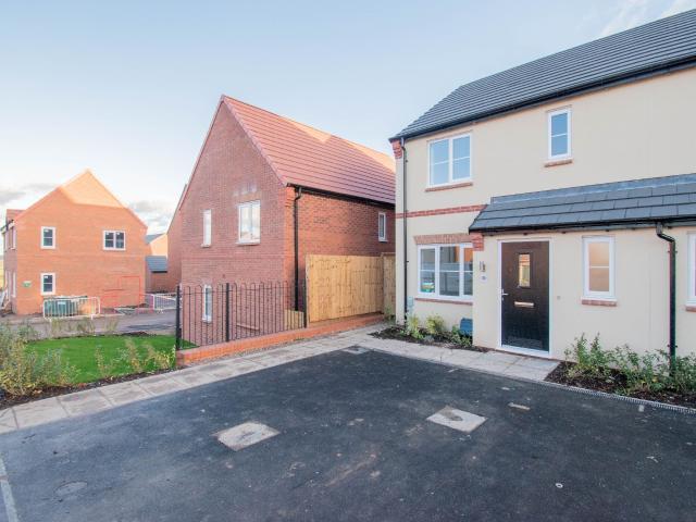 3 beds semi detached house for rent