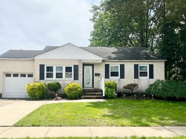3 Bentley Rd, Plainview, NY 11803