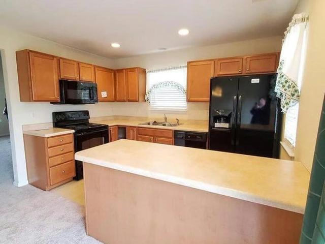 3 Beroom house, Room available for rent