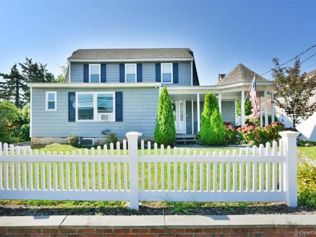3 Berryhill Ln, Bethpage, NY 11714
