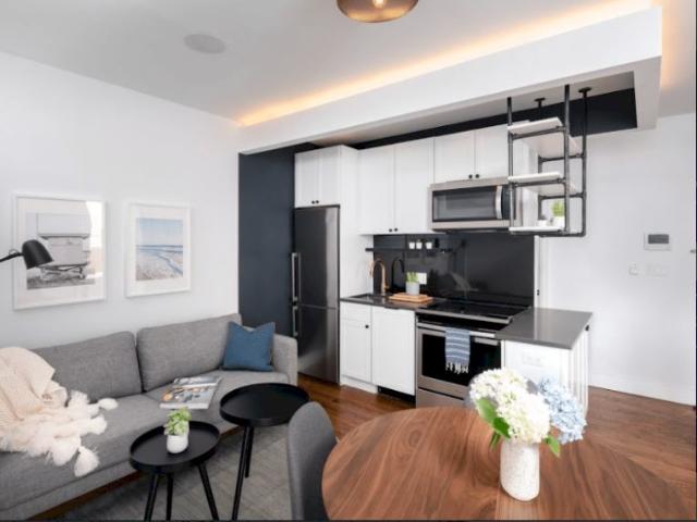 3 BR apt w/ shared backyard and lounge chairs