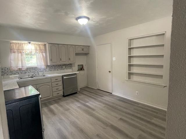 3 BR, 1.5 BA Apartment 119 Palm Oak Drive, Dallas, TX 75217