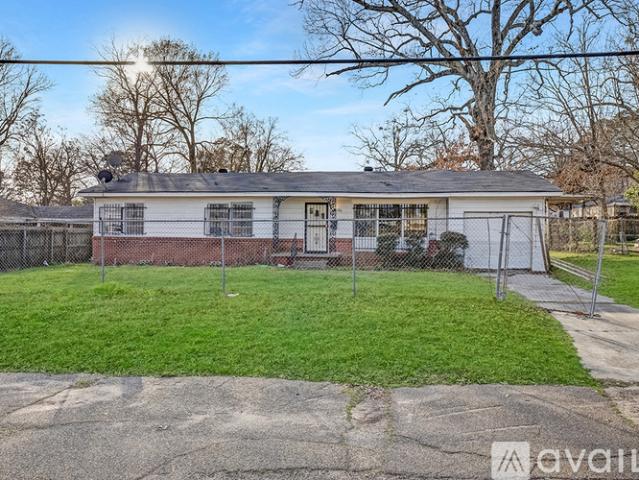 3 BR, 1.5 BA Apartment 1121 Wheeler St, Texarkana, TX 75503