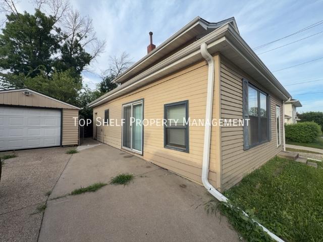 3 BR, 1.5 BA Apartment 1215 Guthrie Ave, Des Moines, IA 50316
