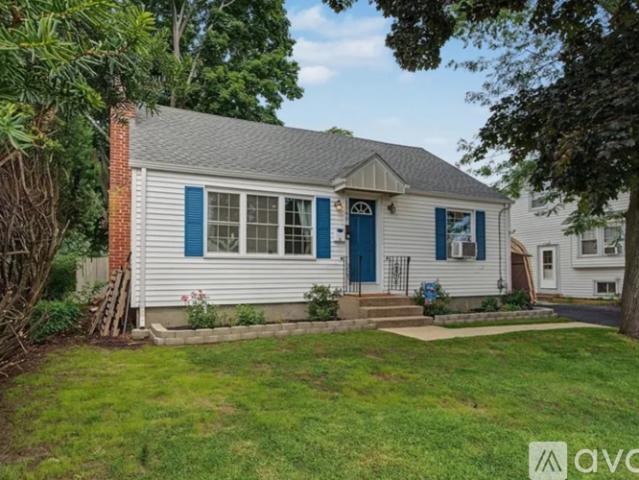 3 BR, 1.5 BA Apartment 1349 W Shore Rd, Warwick, RI 02889