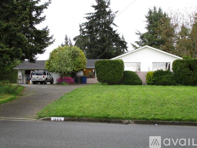 3 BR, 1.5 BA Apartment 14414 5th Avenue South, Burien, WA 98168