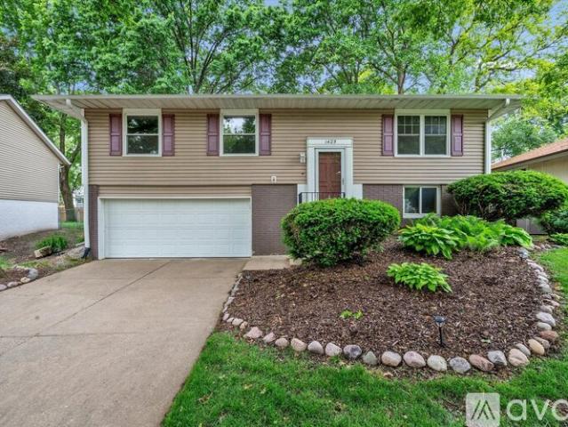 3 BR, 1.5 BA Apartment 1425 West 54th Street, Davenport, IA 52806