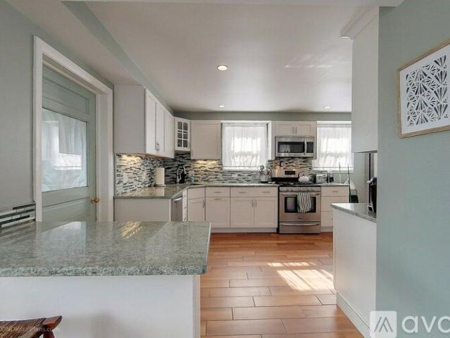 3 BR, 1.5 BA Apartment 16 Robinson Street, Newport, RI 02840