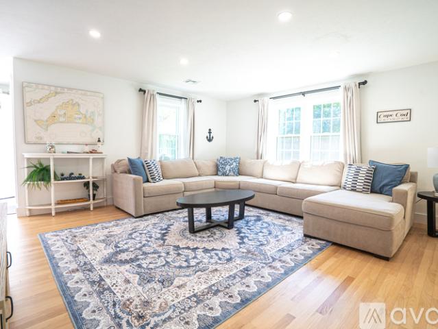 3 BR, 1.5 BA Apartment 176 Palmer Ave, Unit 4, Falmouth, MA 02540