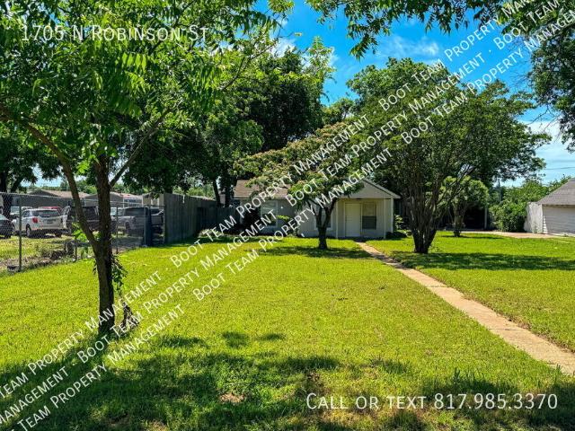 3 BR, 1.5 BA Apartment 1705 N Robinson St, Cleburne, TX 76031