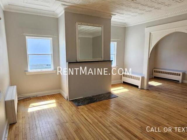 3 BR, 1.5 BA Apartment 206 Maine Ave. Apt Farmingdale, ME 04344