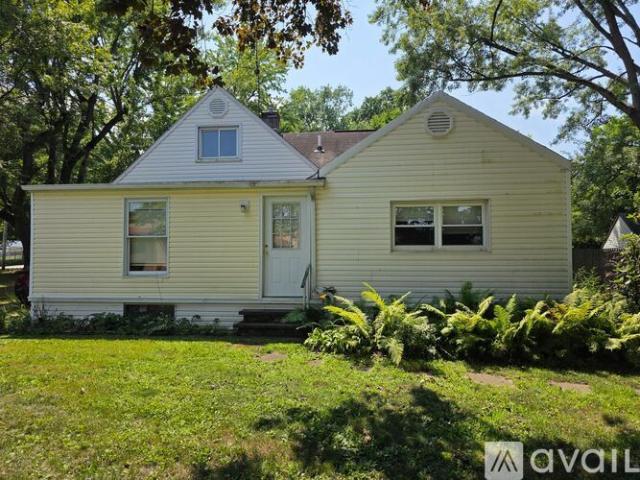 3 BR, 1.5 BA Apartment 2164 Penguin Dr, Akron, OH 44319