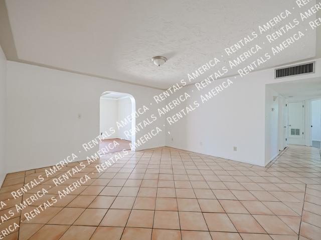 3 BR, 1.5 BA Apartment 2114 W Myrtle Ave, Phoenix, AZ 85021