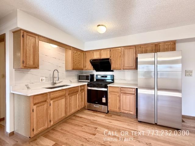 3 BR, 1.5 BA Apartment 222 W 26th St, Chicago, IL 60616