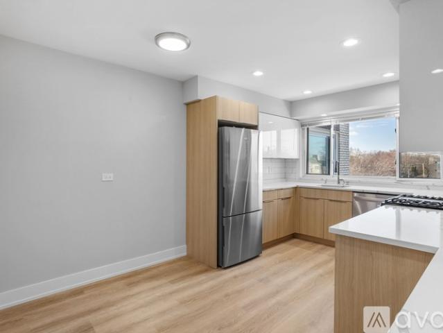 3 BR, 1.5 BA Apartment 2333 W Lunt Ave, Unit 402, Chicago, IL 60645