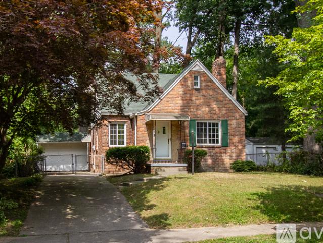 3 BR, 1.5 BA Apartment 2424 Lambert Dr, Toledo, OH 43613