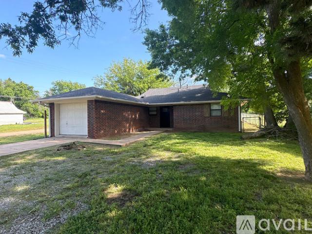 3 BR, 1.5 BA Apartment 301 West Greenlee Street, Cushing, OK 74023