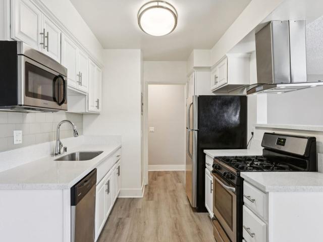 3 BR, 1.5 BA Apartment 3250 Fairesta Street Unit B06, La Crescenta, CA 91214