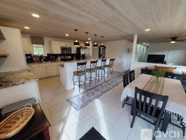 3 BR, 1.5 BA Apartment 34 Hillside Street, Weaverville, NC 28787