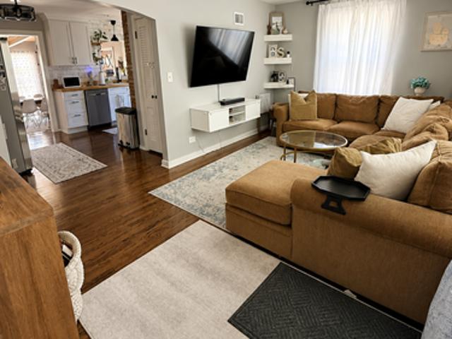 3 BR, 1.5 BA Apartment 36 North Alfred Avenue, Elgin, IL 60123