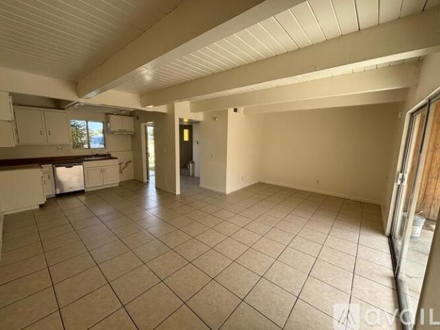 3 BR, 1.5 BA Apartment 43649 Stanridge Ave, Unit 0, Lancaster, CA 93535