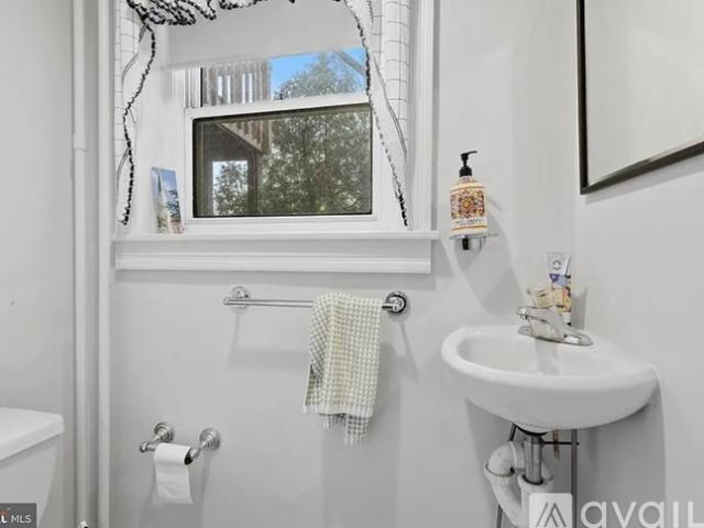 3 BR, 1.5 BA Apartment 48 East Stewart Avenue, Unit A, Lansdowne, PA 19050