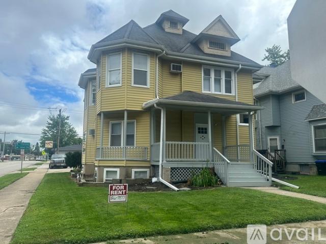 3 BR, 1.5 BA Apartment 523 East Chestnut Street, Unit 1, Bloomington, IL 61701
