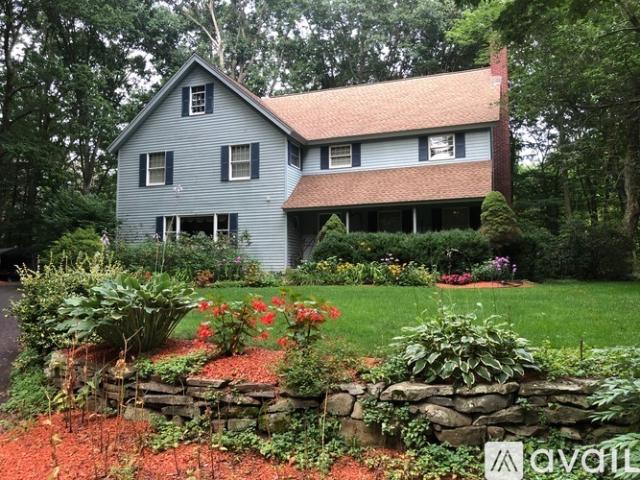 3 BR, 1.5 BA Apartment 58 Rowley Road, Unit 1, Woodbury, CT 06798
