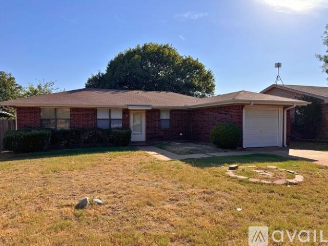 3 BR, 1.5 BA Apartment 705 W Louisa Ave, Iowa Park, TX 76367