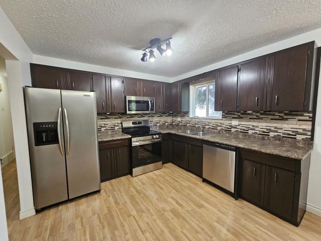 3 BR, 1.5 BA Apartment 8140 Cade Barr St, Mission, BC V2V 3Z6