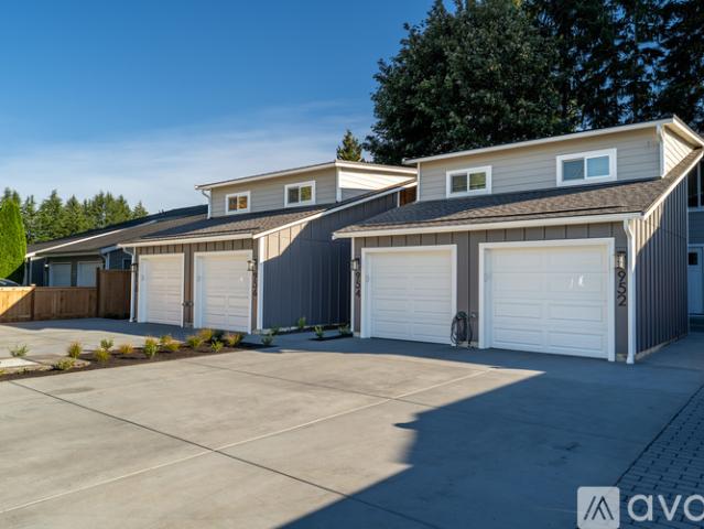 3 BR, 1.5 BA Apartment 952 28th St NE, Unit 952, Auburn, WA 98002
