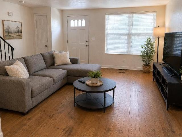3 Br, 1 bath, Townhouse/Brownstone/RowHouse 1317 Barnett Rd