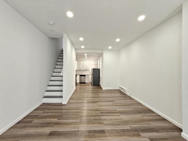 3 Br, 1 bath, Townhouse/Brownstone/RowHouse 2424 N Bancroft