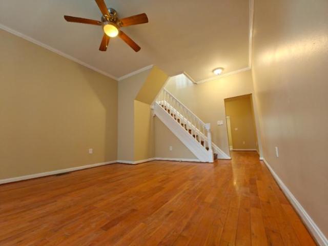 3 Br, 1 bath, Townhouse/Brownstone/RowHouse 400 E Lorriane Ave