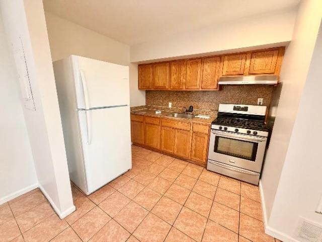 3 Br, 1 bath, Townhouse/Brownstone/RowHouse 813 Fisher Ave
