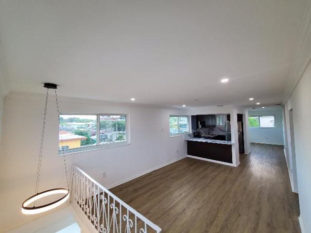 3 Br, 1 bath, Townhouse/Brownstone/RowHouse 91 NW 51st Pl