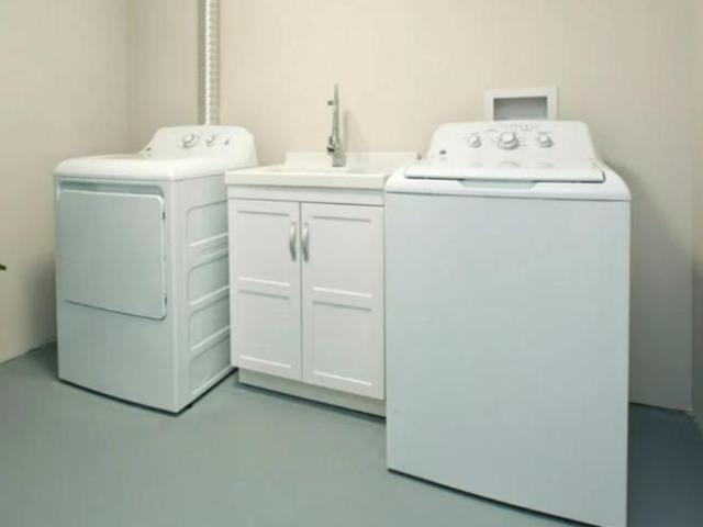 3 Br, 1 bath, Apartment 100 Taunton Rd E