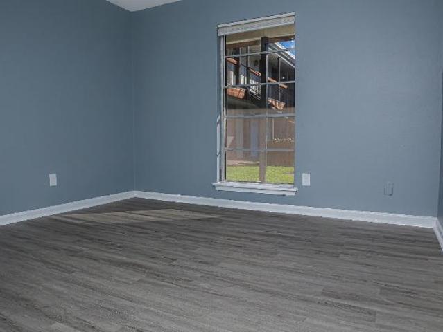 3 Br, 1 bath, Apartment 101 S Allen genoa Rd