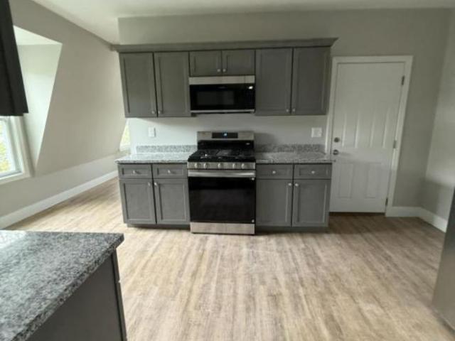 3 Br, 1 bath, Apartment 1025 Rock St