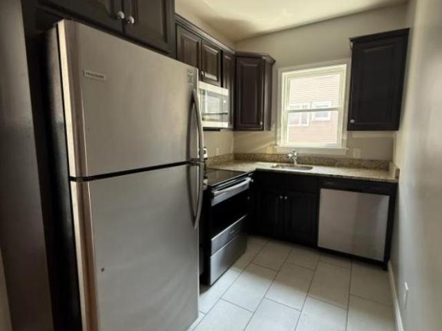 3 Br, 1 bath, Apartment 1033 North Main St