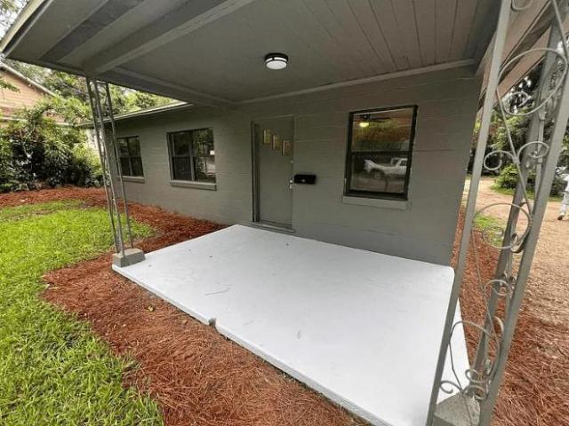 3 Br, 1 bath, Apartment 1240 Levy Avenue
