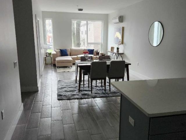 3 Br, 1 bath, Apartment 124 130 Ellis Avenue