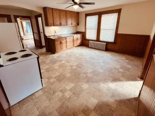 3 Br, 1 bath, Apartment 122 Second St