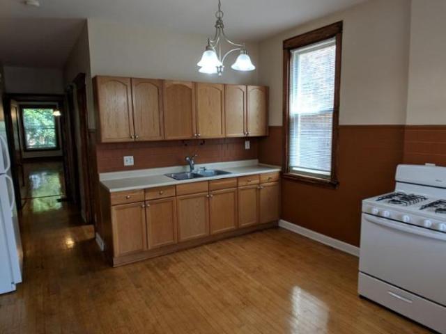 3 Br, 1 bath, Apartment 1235 W Cornelia Ave