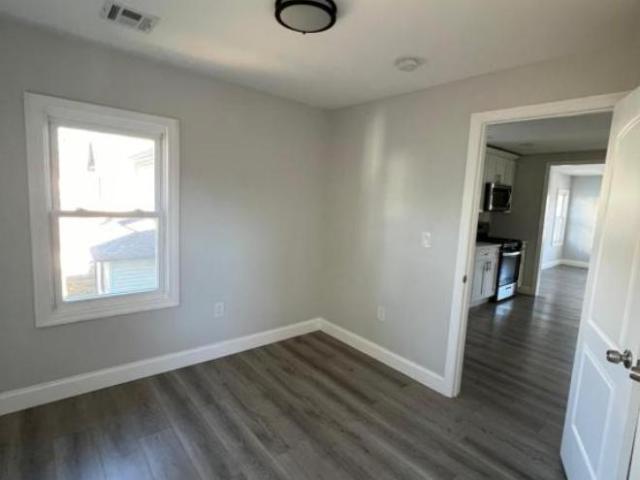 3 Br, 1 bath, Apartment 1341 E 2nd St
