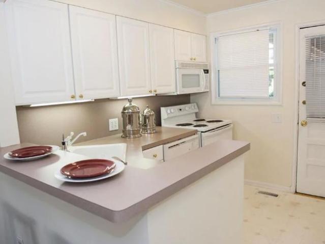 3 Br, 1 bath, Apartment 140 Hamilton Rd