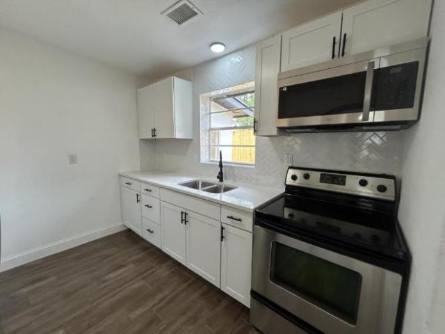 3 Br, 1 bath, Apartment 1415 29th Ave E